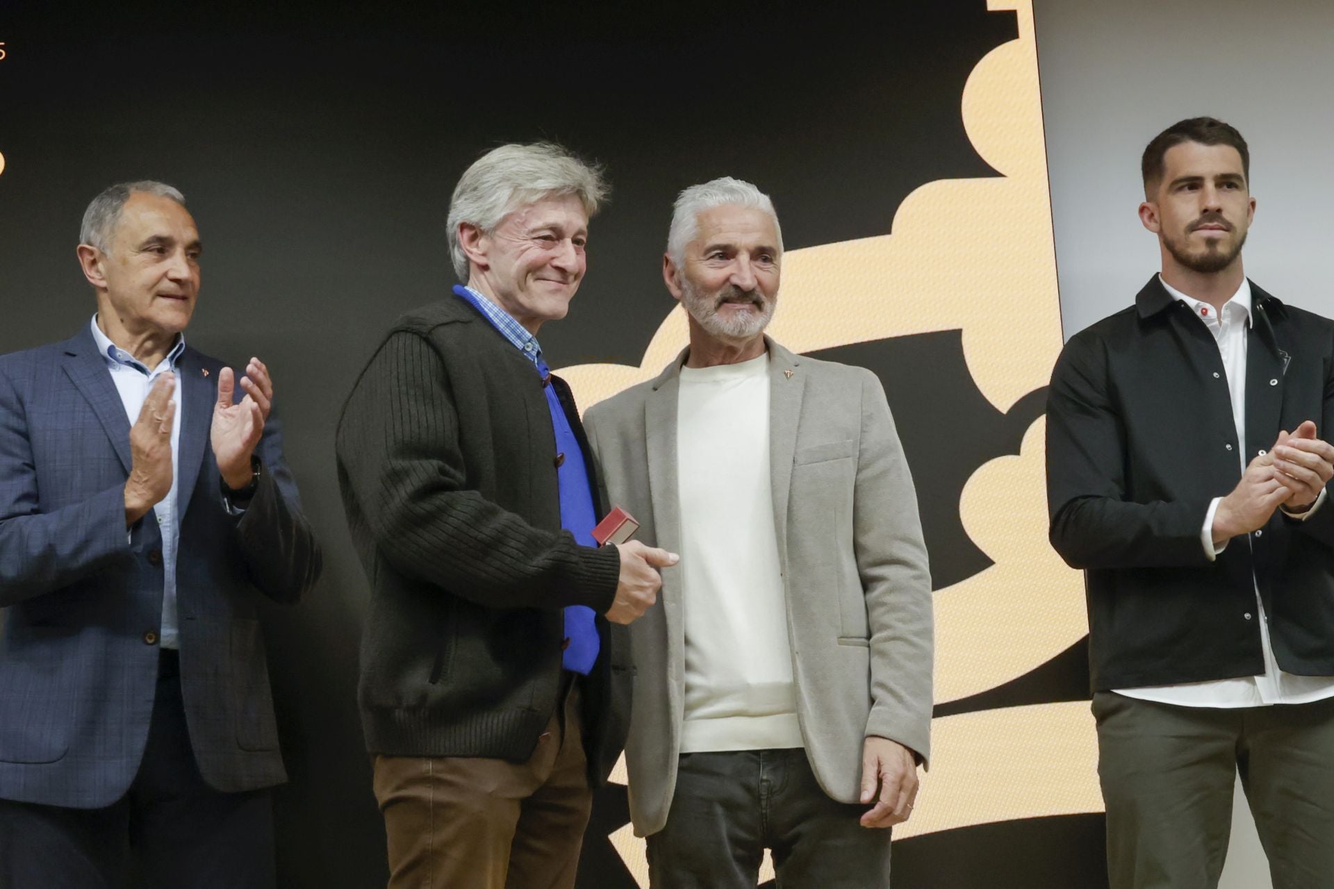 El Sporting de Gijón entrega sus insignias de oro a los nuevos socios de honor | El Comercio ...